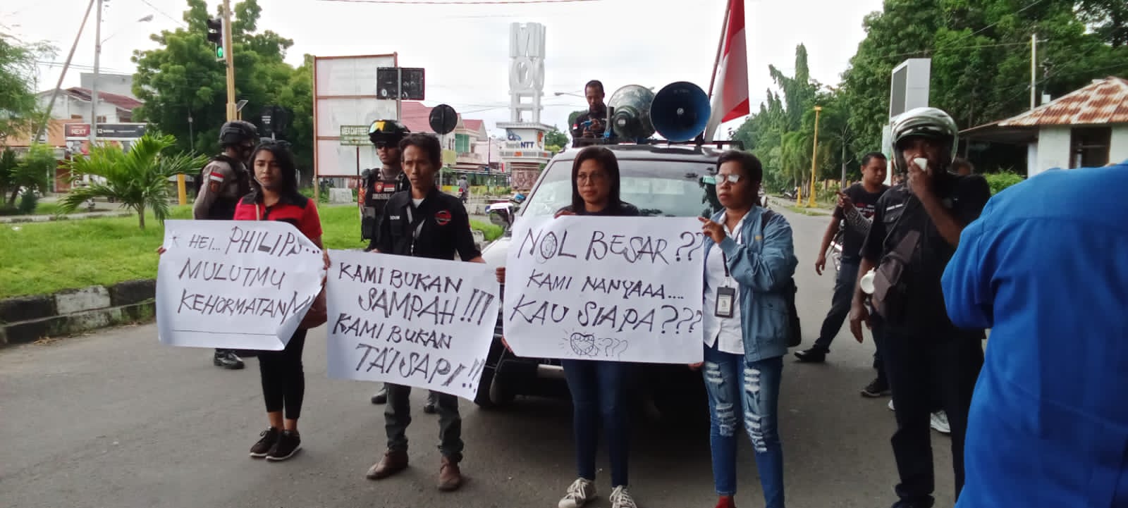 Wartawan Gelar Aksi Damai Ke DPRD Sikka, Kecam Pernyataan Philips ...