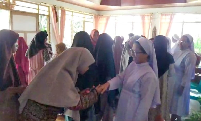 Saat Natal Puluhan Anak-Anak Ponpes Walisongo Ende Sambangi Susteran ...