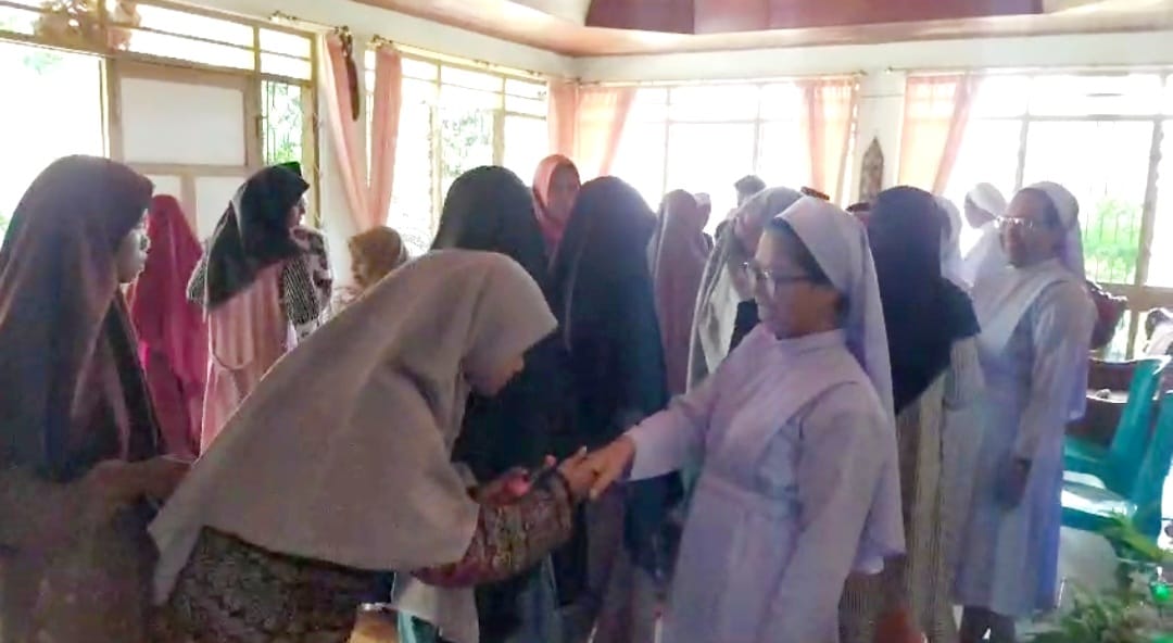 Saat Natal Puluhan Anak-Anak Ponpes Walisongo Ende Sambangi Susteran ...