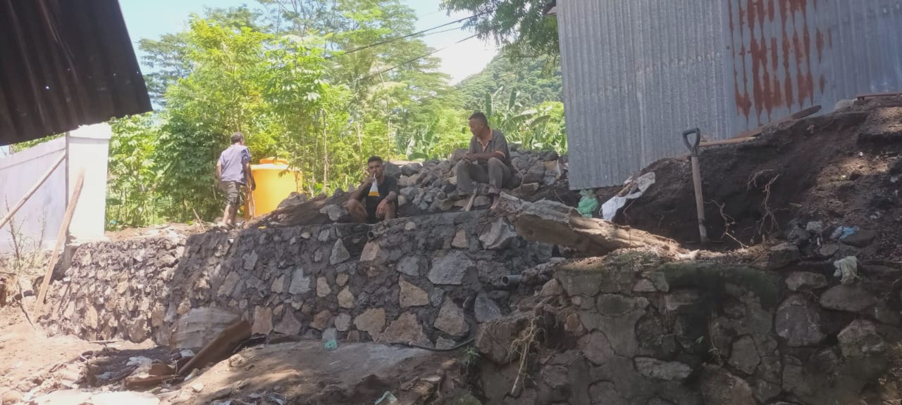 Tembok Pengaman Sekolah SMAN 1 Ende Rubuh Timpa 4 Ruangan Kelas ...